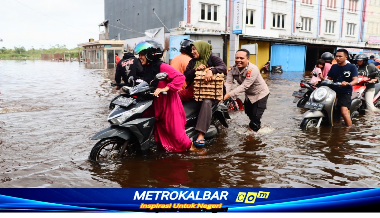 Puluhan Motor Mogok Akibat Nekat Terobos Banjir di Ketapang - Metro Kalbar